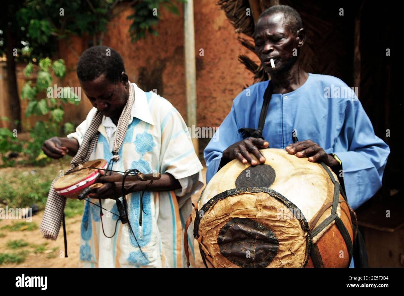 African gourd instrument hi-res stock photography and images - Alamy