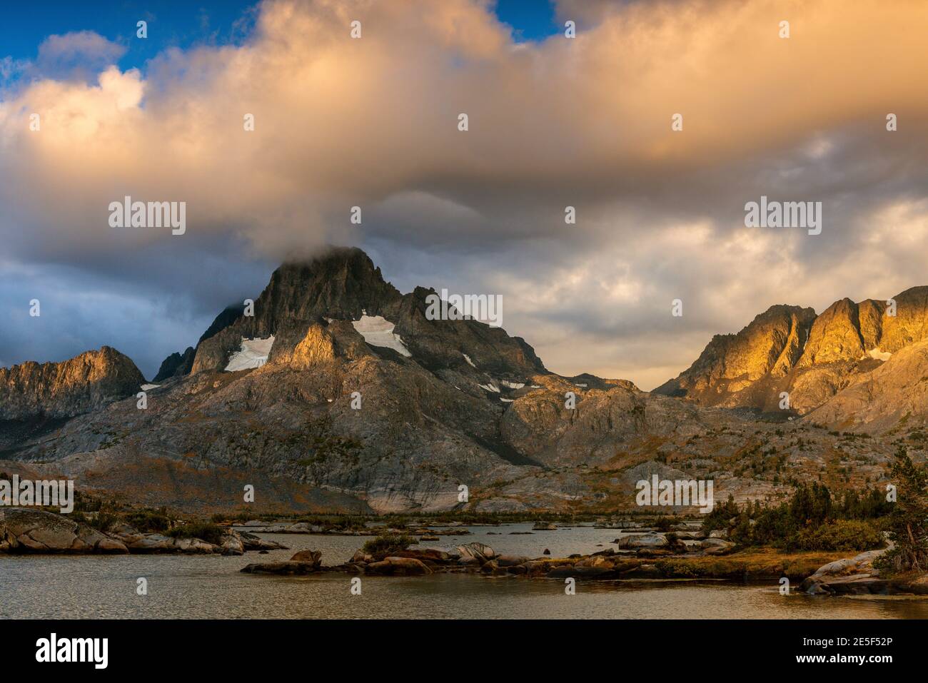 Lake light mountains hi-res stock photography and images - Alamy