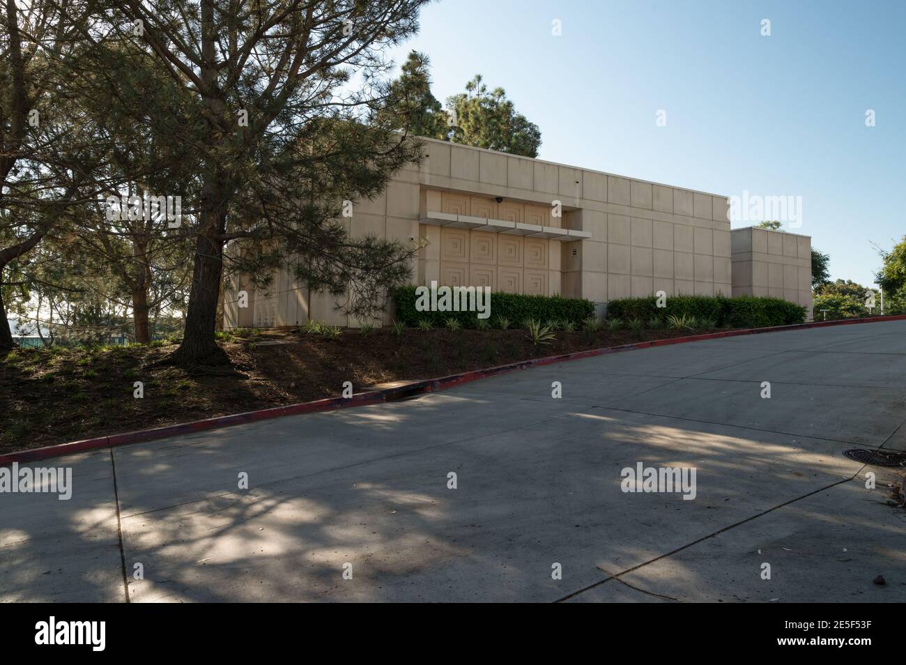 Generic office building with driveway Stock Photo - Alamy