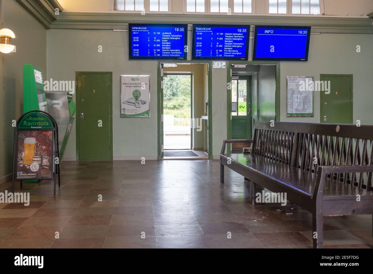 Railway station waiting room hi-res stock photography and images - Alamy