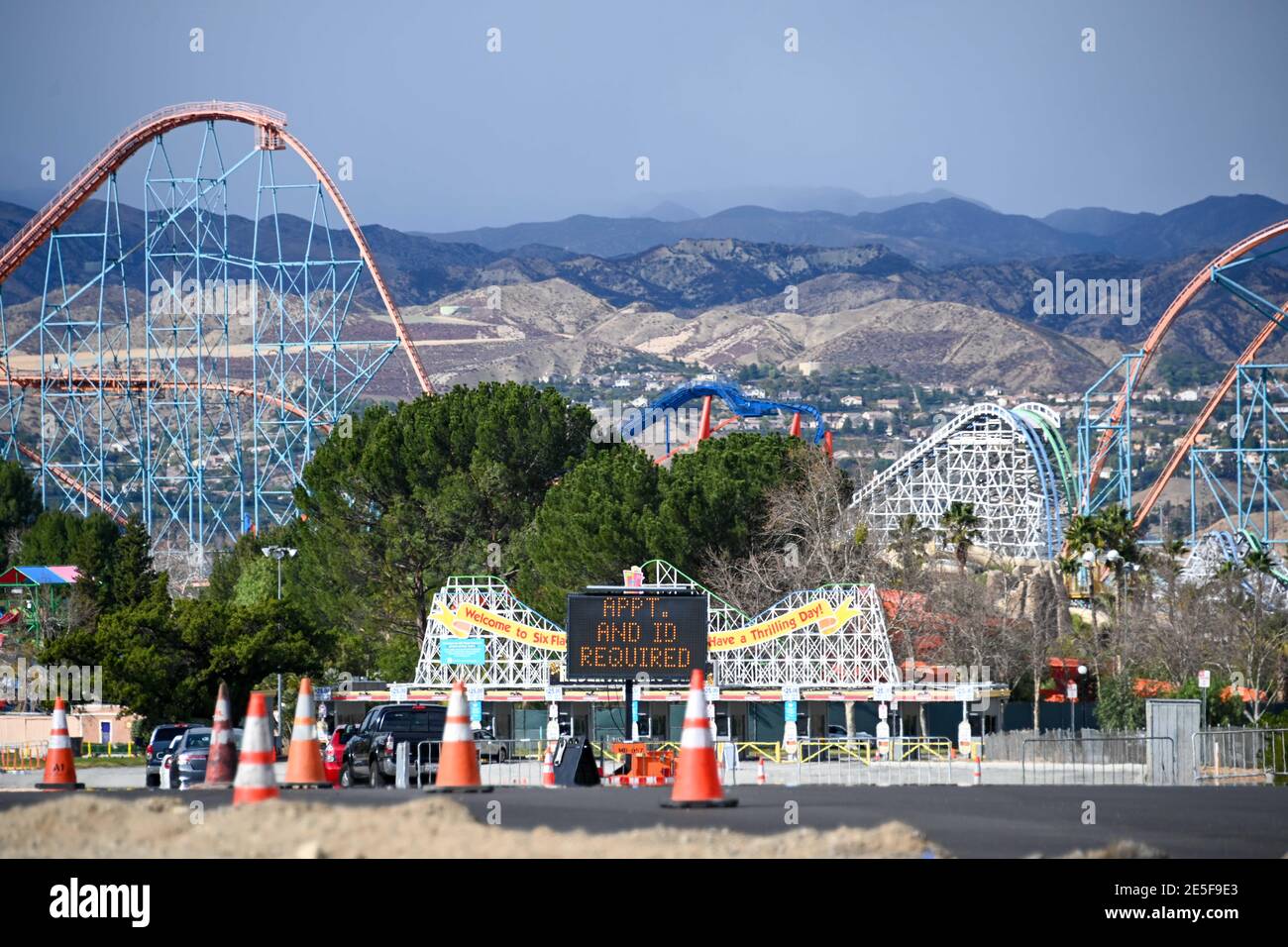 Six flags magic mountain roller coaster hi-res stock photography and ...