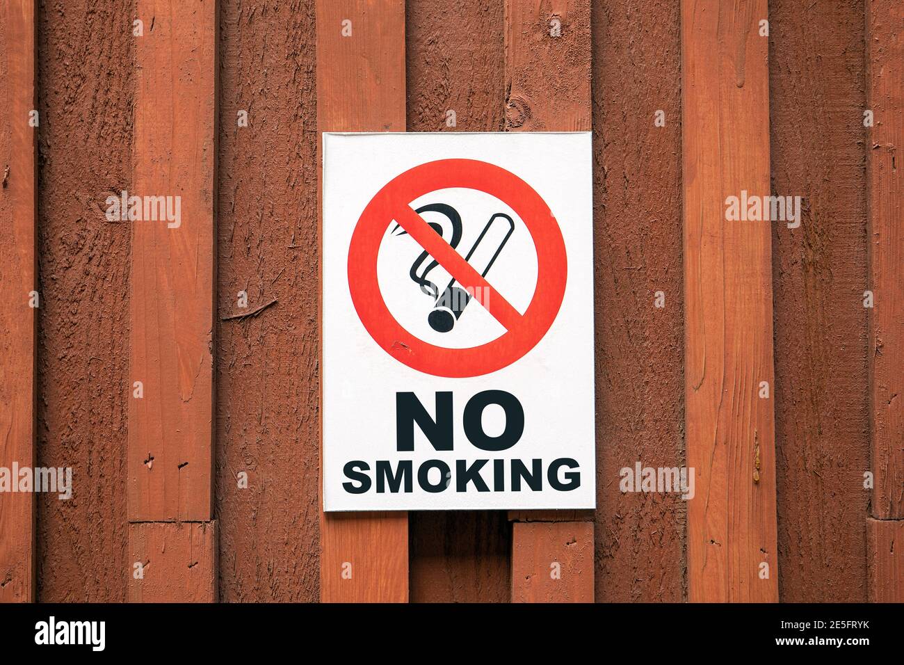 NO SMOKING. Warning sign on a brown wooden wall Stock Photo - Alamy