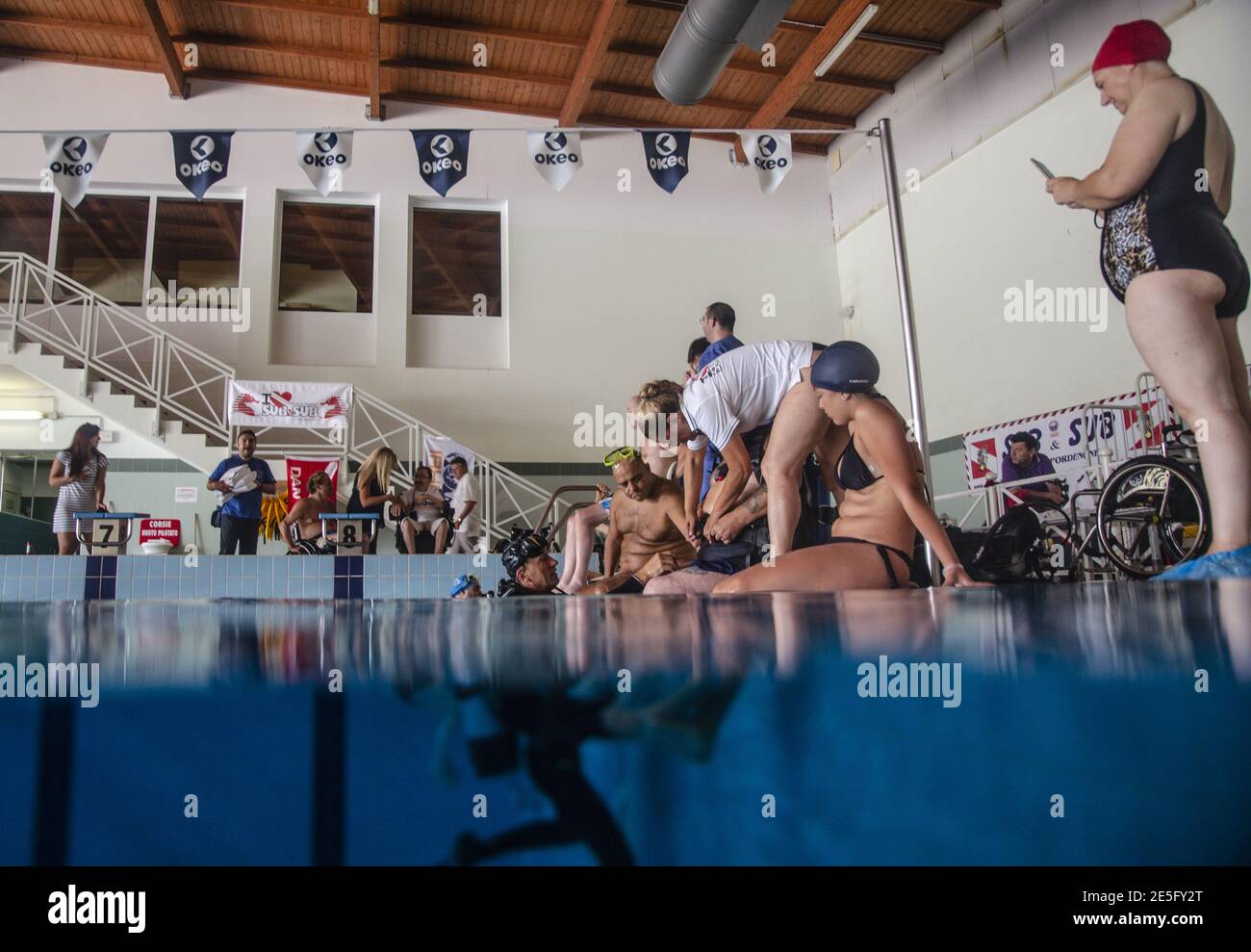 Disabled people in discovering Scuba Diving Stock Photo - Alamy