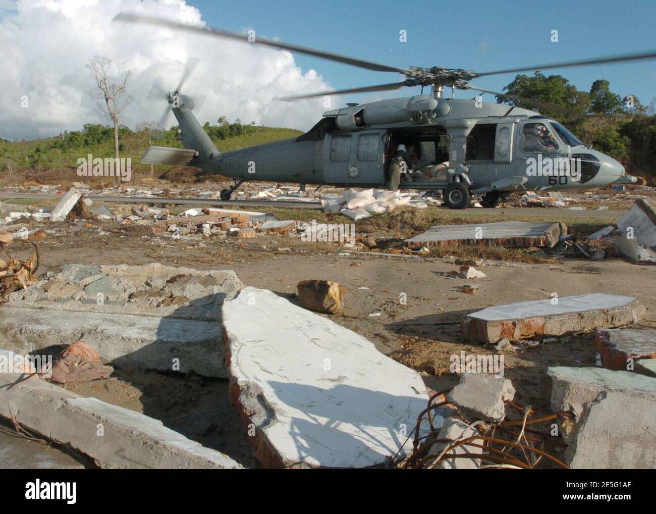 MH-60S Knighthawk unloading rice on Sumatran coast 1-16-05 050116 Stock ...