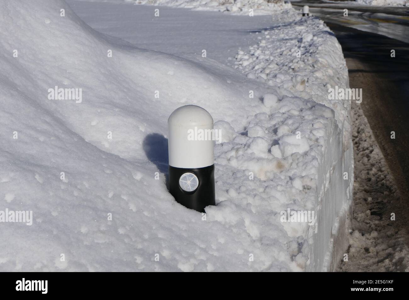 Snowy post hi-res stock photography and images - Alamy