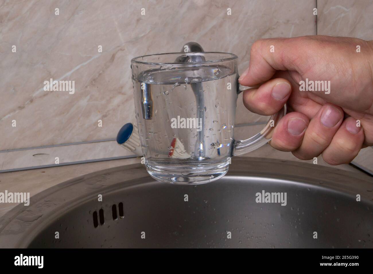 Water overflowing glass hi-res stock photography and images - Alamy