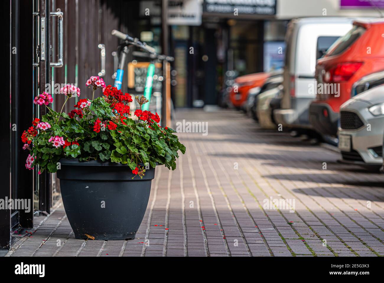 Parked car in front of office building hi-res stock photography and ...