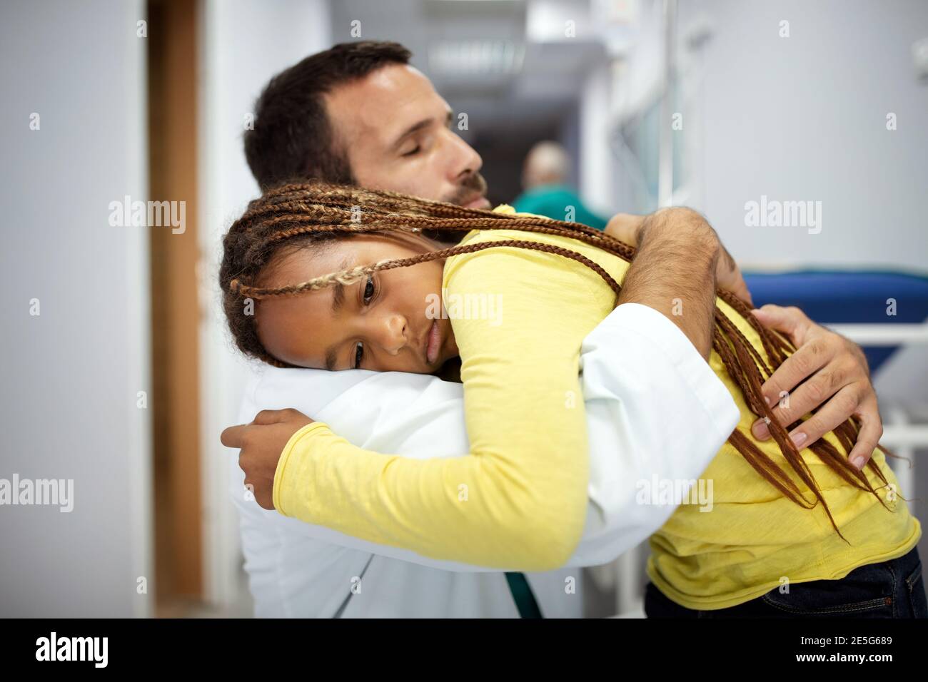 Doctor comforting, supporting a worried sad girl kid in hospital Stock ...