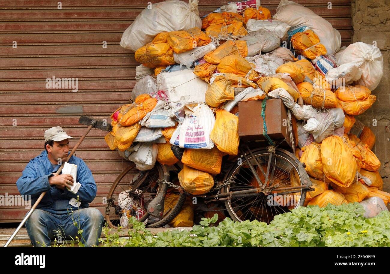 Man recycling newspapers hi-res stock photography and images - Alamy