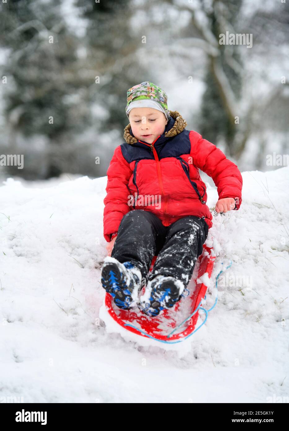 Child going sledging hi-res stock photography and images - Alamy