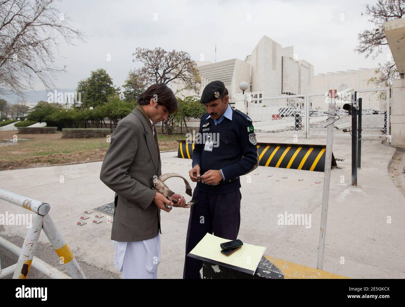 Two men clapping hi-res stock photography and images - Alamy