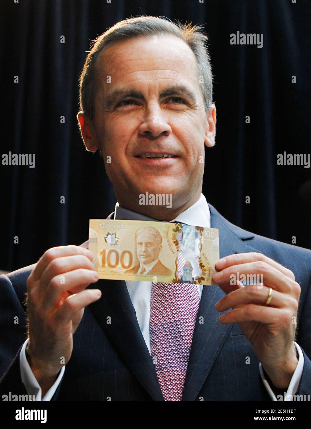 Canada new 100 dollar bill hi-res stock photography and images - Alamy