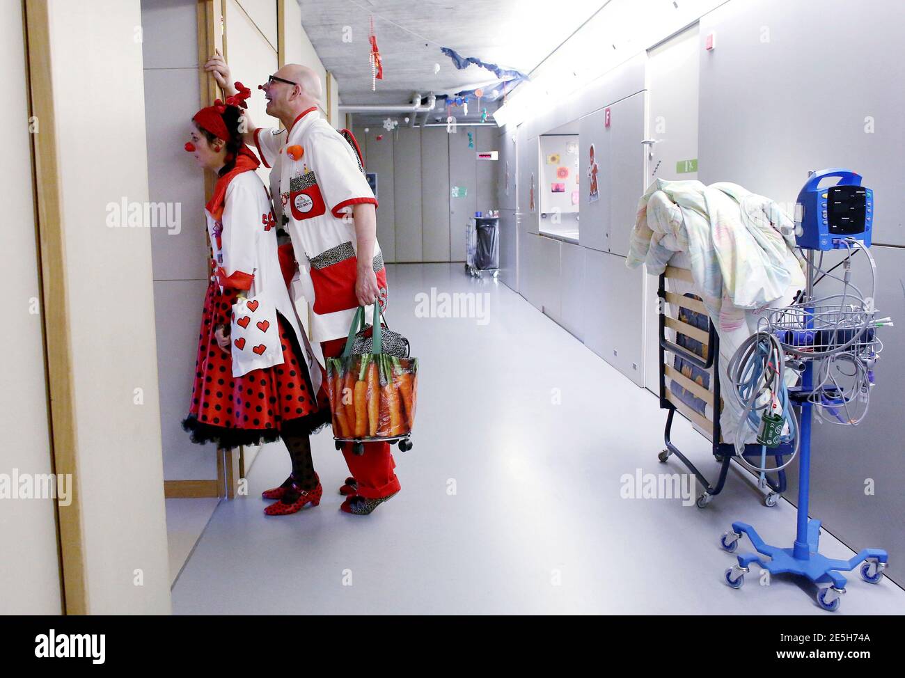 Entertaining children hospital hi-res stock photography and images - Alamy