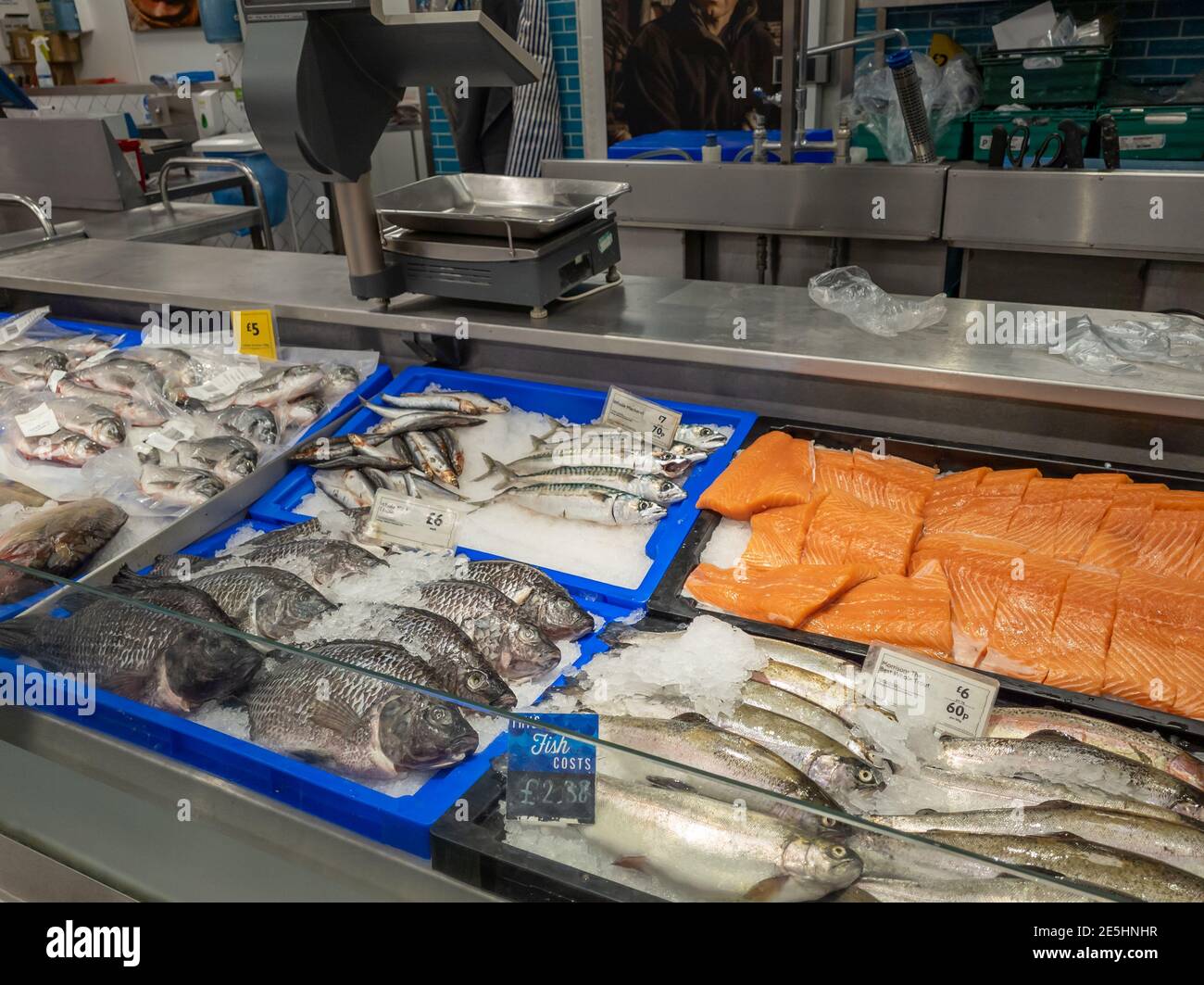 Fishmonger shop fish hi-res stock photography and images - Alamy