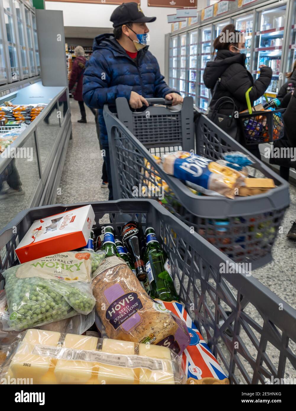Shopping britain supermarket trolley hi-res stock photography and ...