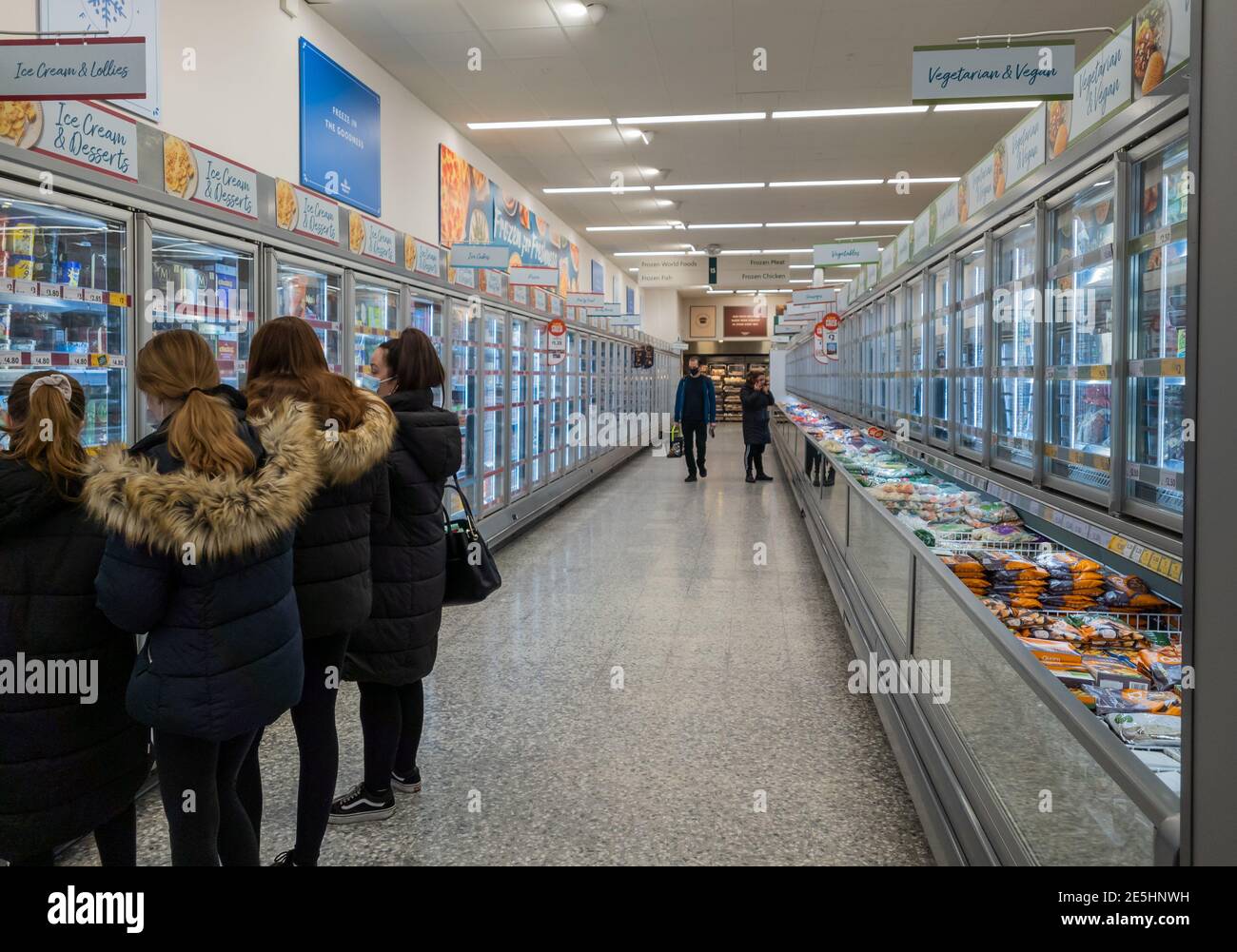 Shopping in a grocery store hi-res stock photography and images - Alamy