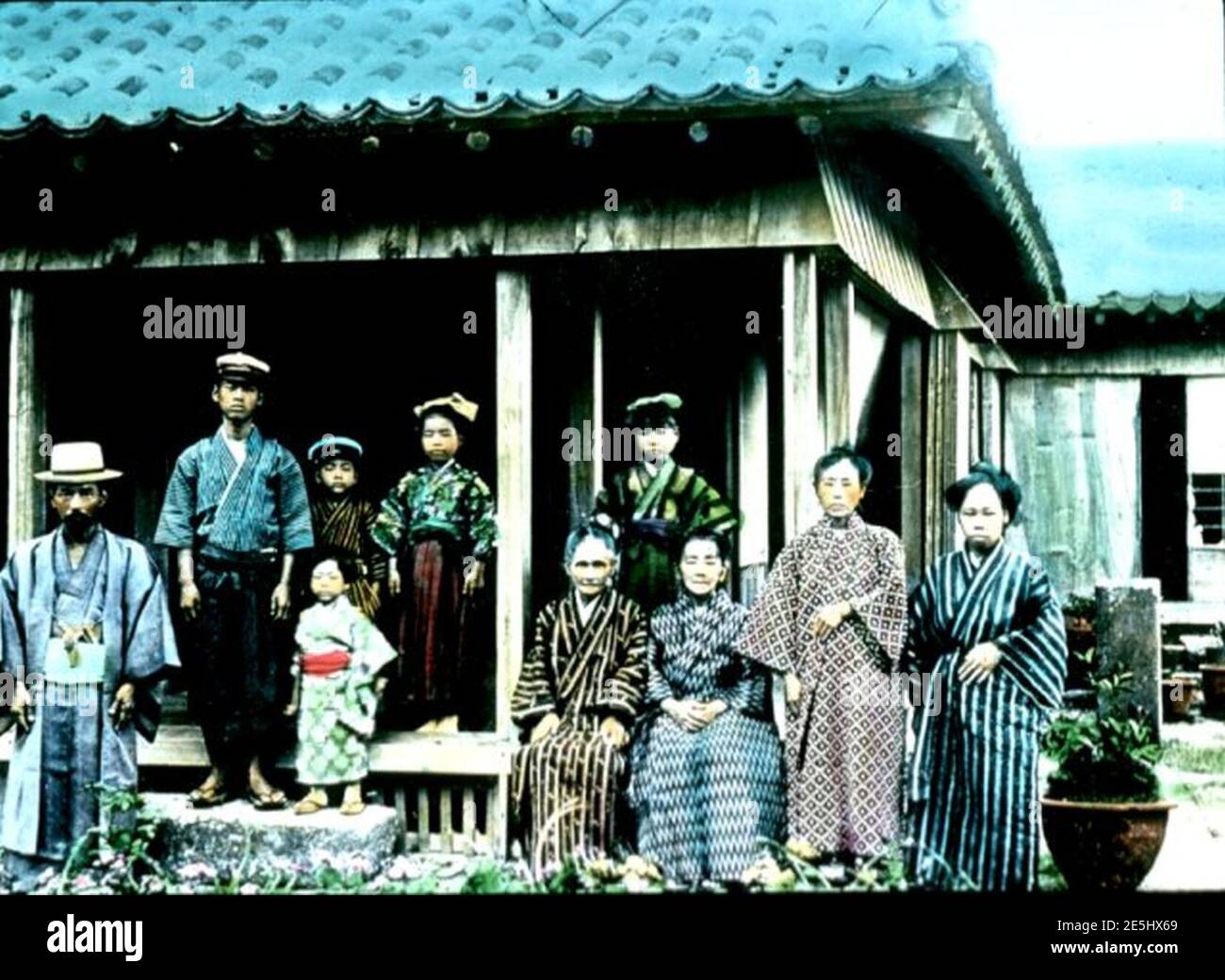 Vintage middle class family hi-res stock photography and images - Alamy