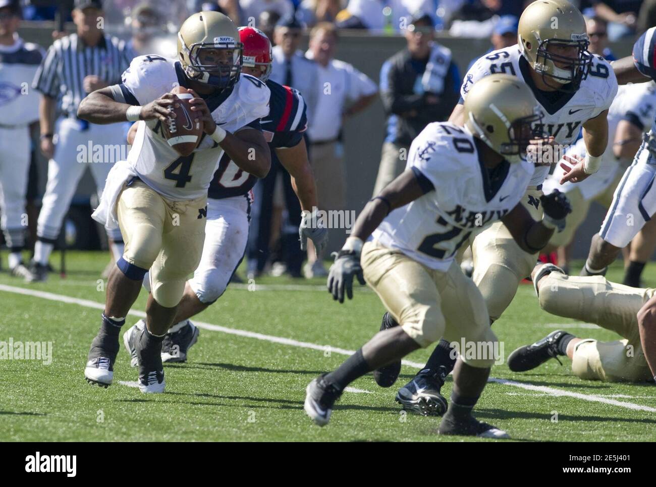 Midshipmen on offense at Navy at Air Force 2010-10-02 4 Stock Photo - Alamy