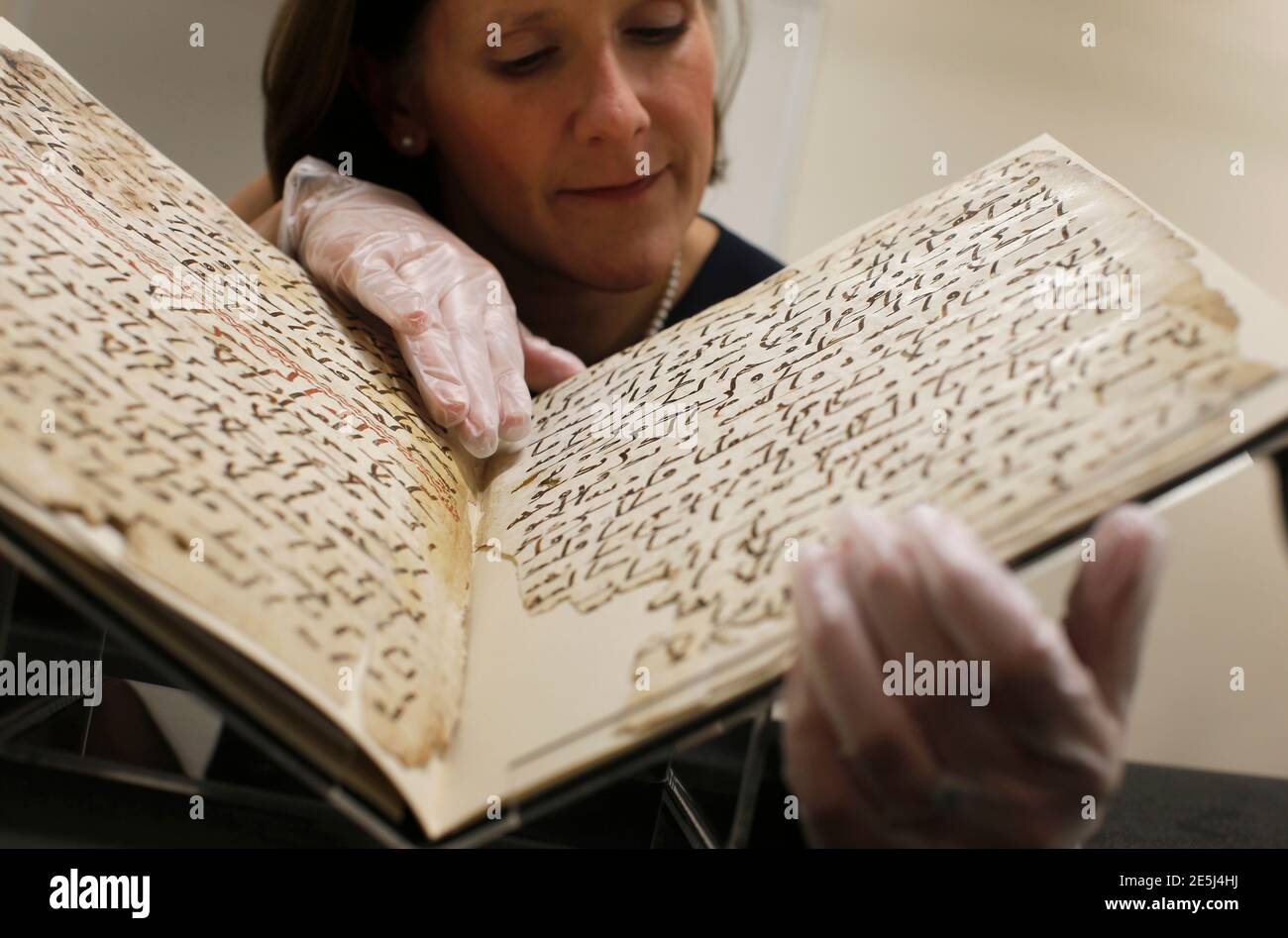 Koran manuscript hi-res stock photography and images - Alamy