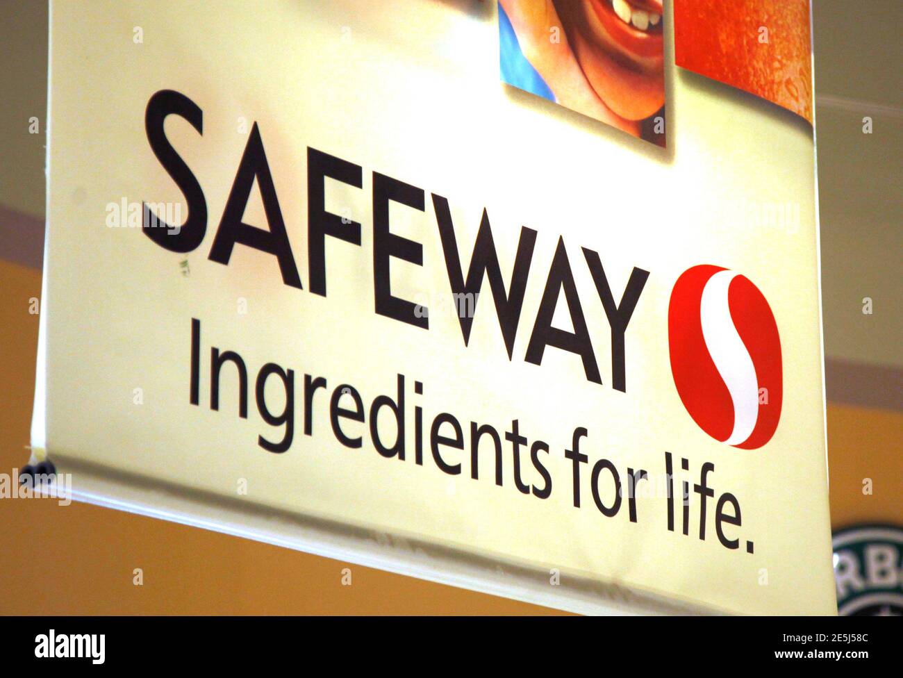 Safeway sign hi-res stock photography and images - Alamy