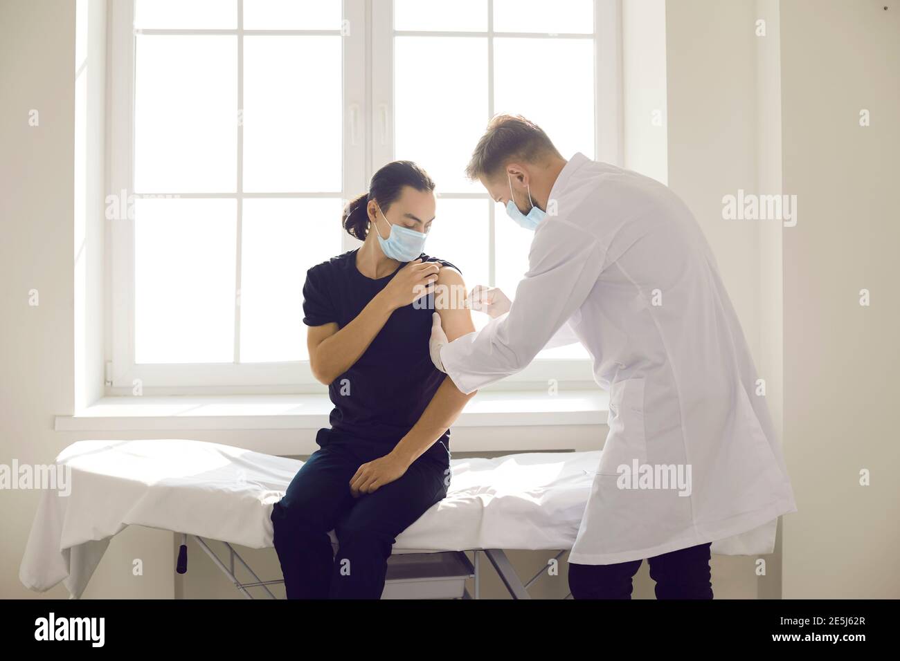 Nurse uniform syringe injection hi-res stock photography and images - Alamy