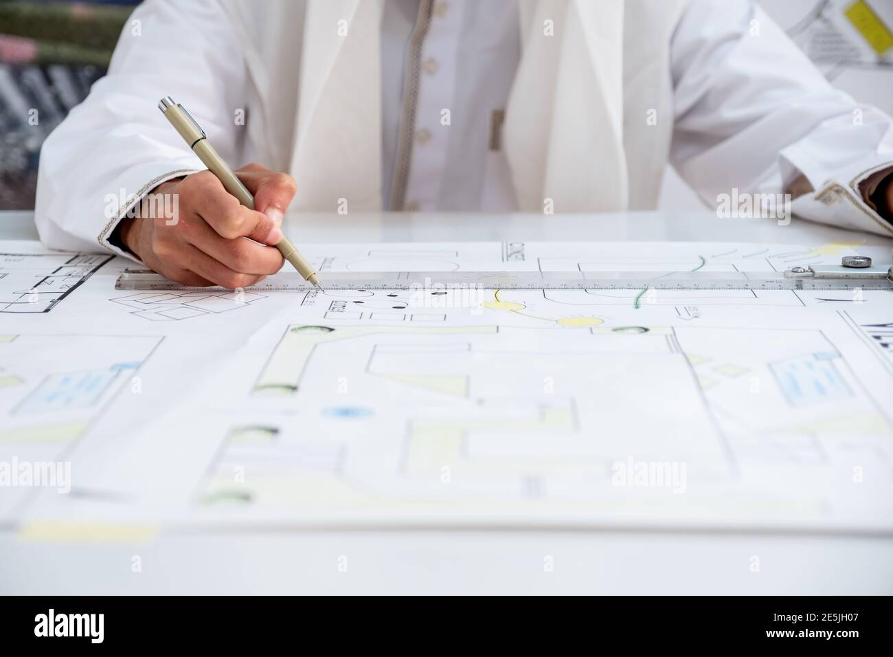 Architect's hand with pencil drawing on the paper sheet Stock Photo - Alamy