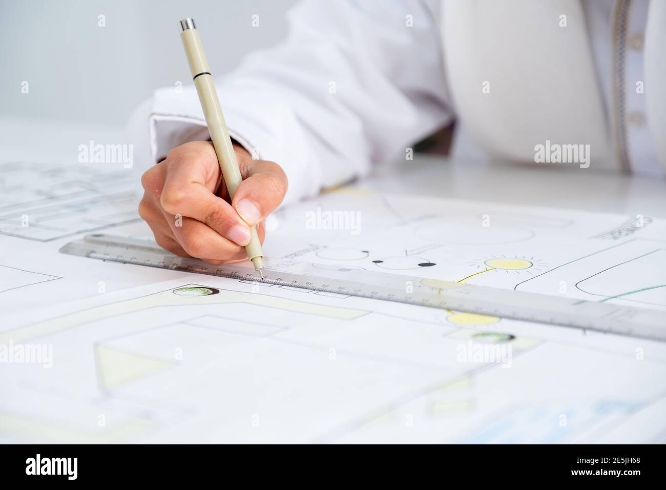 Architect's hand with pencil drawing on the paper sheet Stock Photo - Alamy