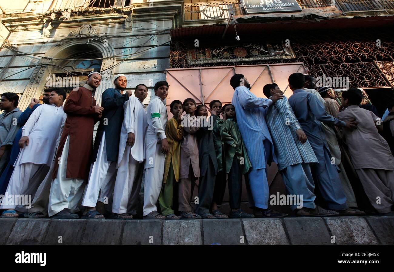 Karachi Queue High Resolution Stock Photography and Images - Alamy