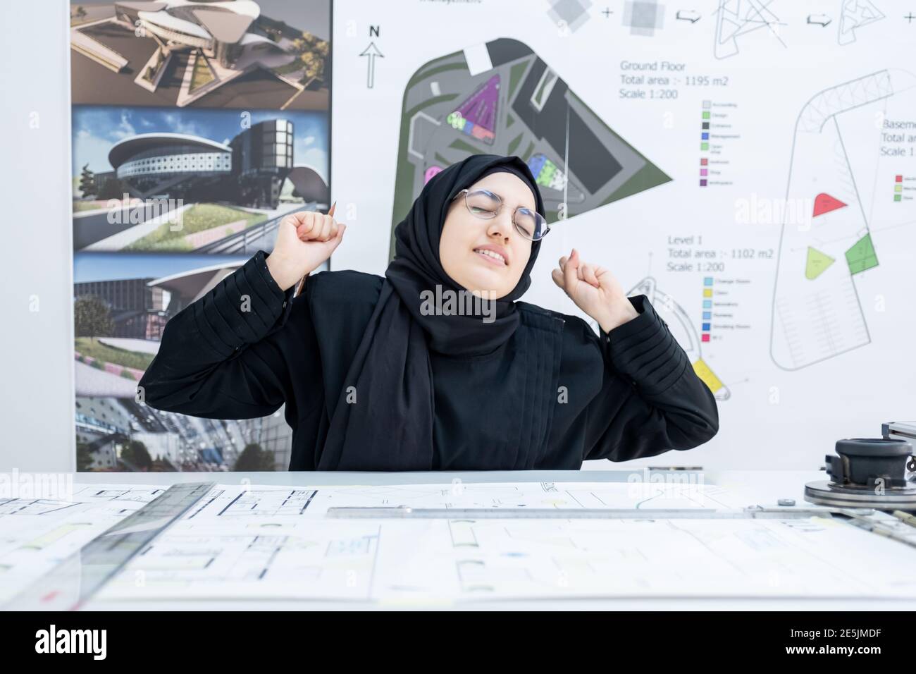 Arab female engineer hi-res stock photography and images - Alamy