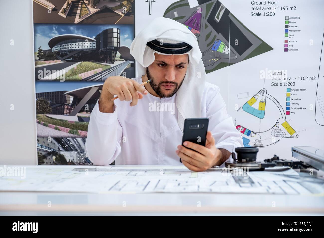 Man phone angry explain hi-res stock photography and images - Alamy