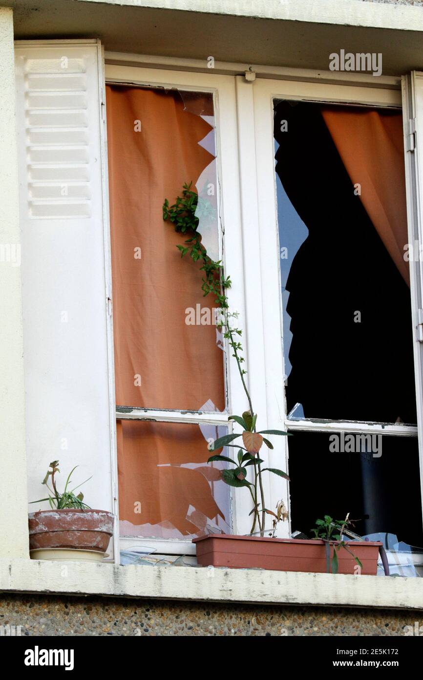 Gunshot window hi-res stock photography and images - Alamy
