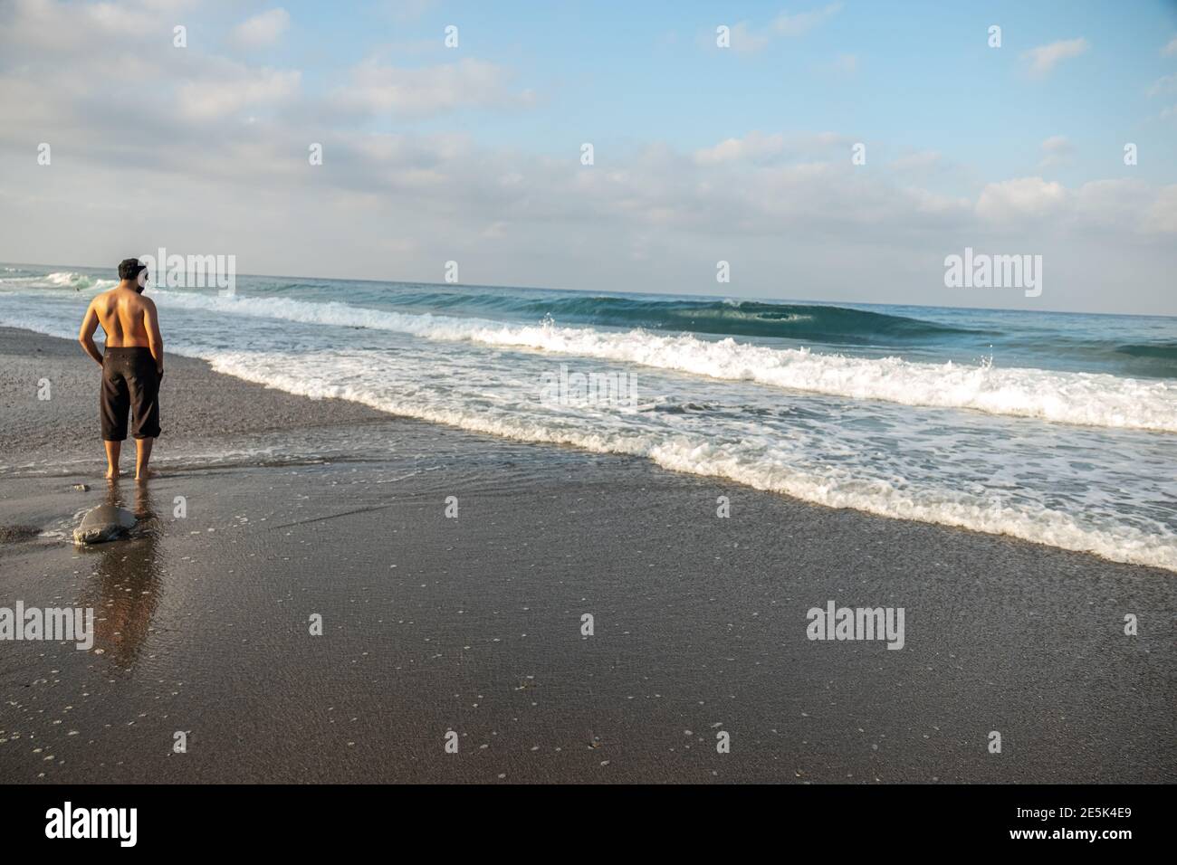 People infront of the sea hi-res stock photography and images - Alamy