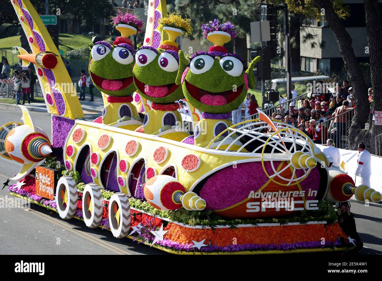 Alien with human features hi-res stock photography and images - Alamy