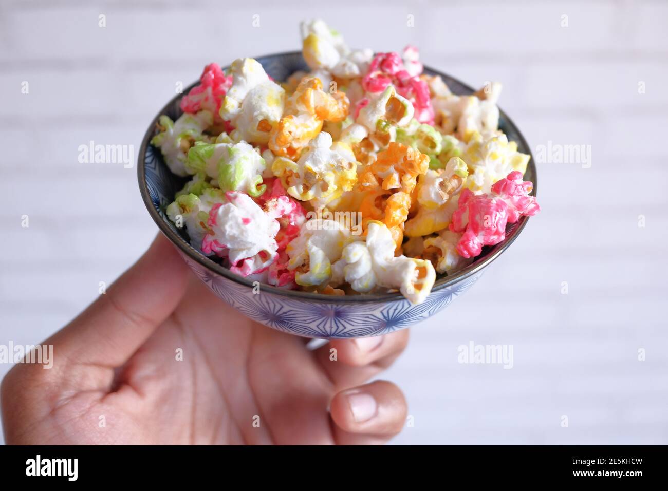 young man eating popcorn close up Stock Photo - Alamy