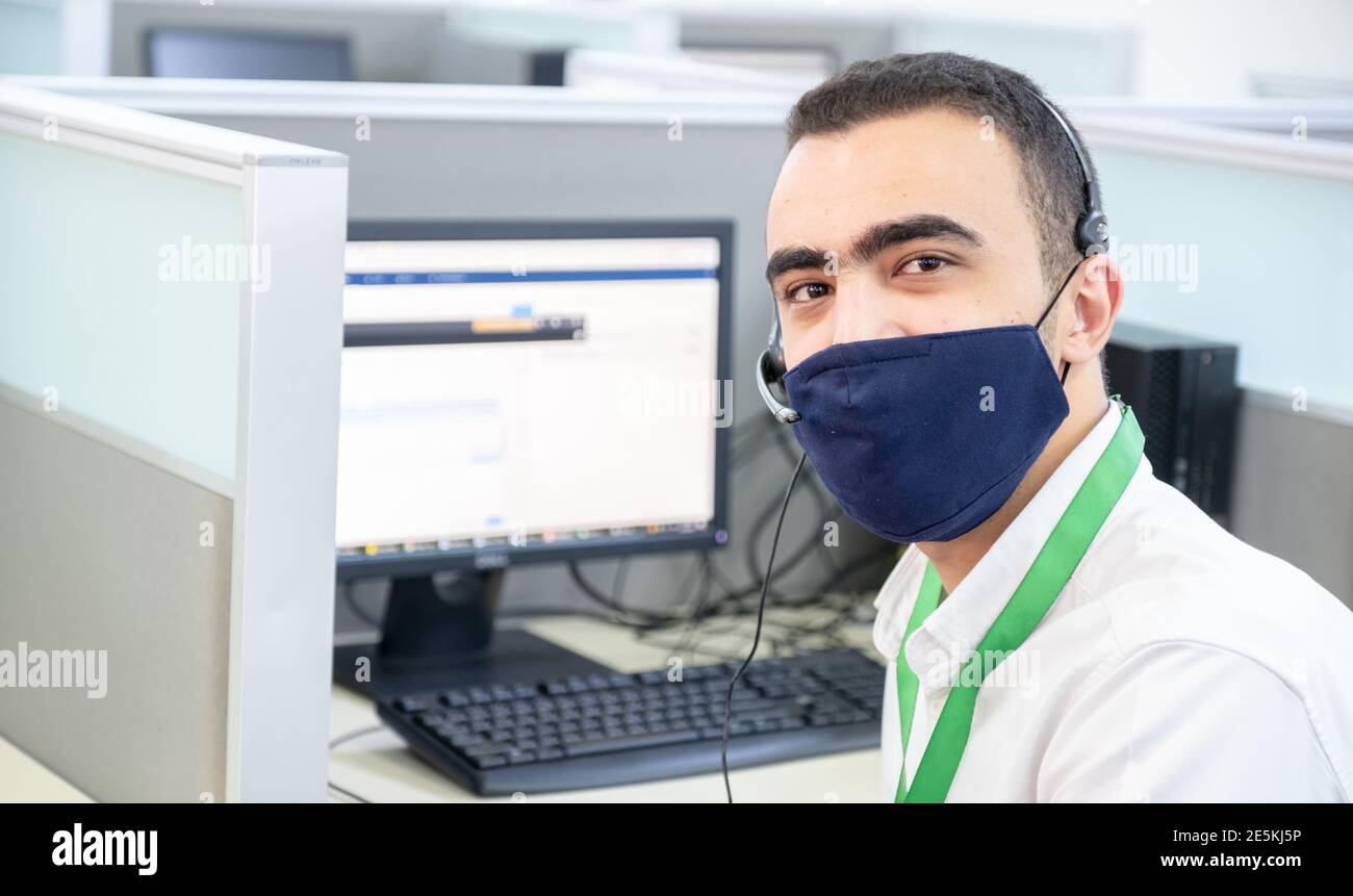 Call center agent with mask hi-res stock photography and images - Alamy