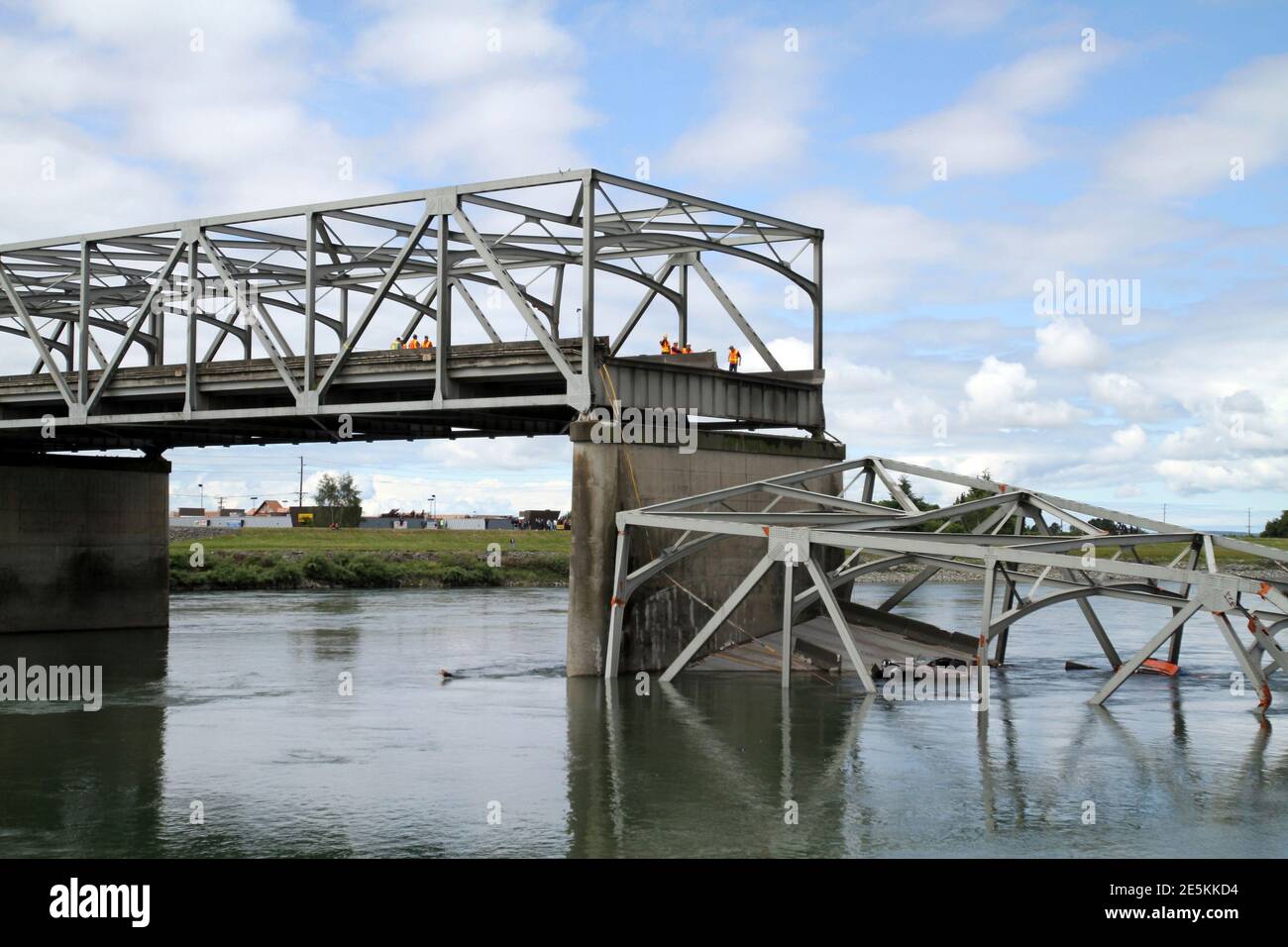 Collapsing bridge hi-res stock photography and images - Alamy