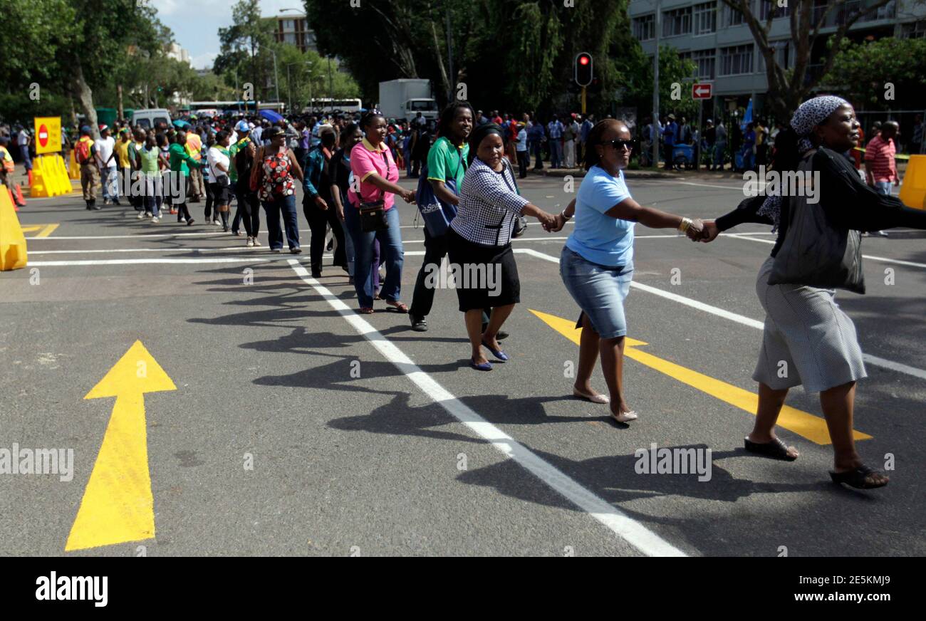Queue to view hi-res stock photography and images - Alamy