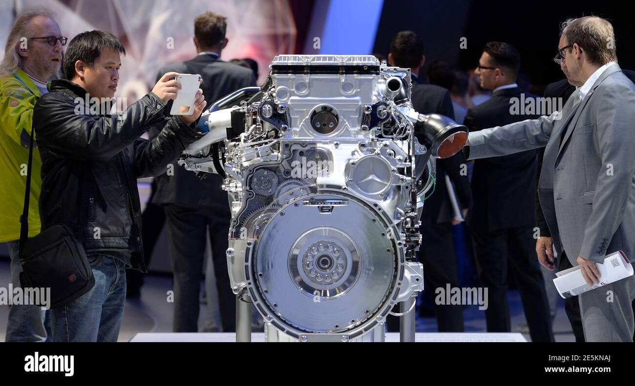Mercedes benz engine hi-res stock photography and images - Alamy