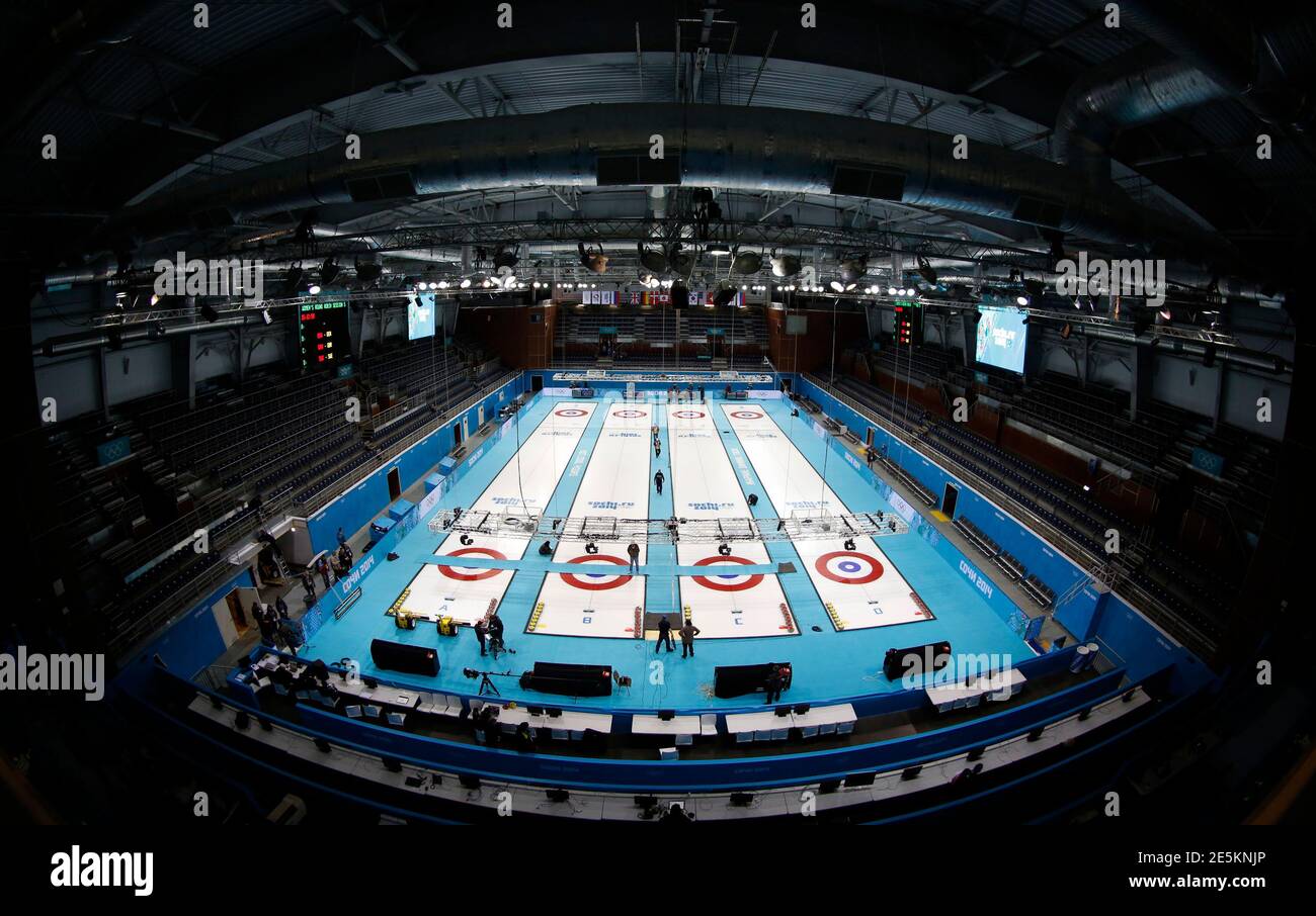 Curling sport hi-res stock photography and images - Alamy