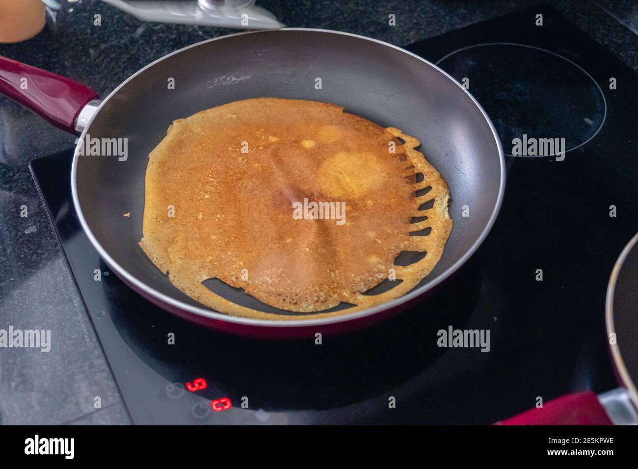 Making delicious crebe in a pan Stock Photo - Alamy