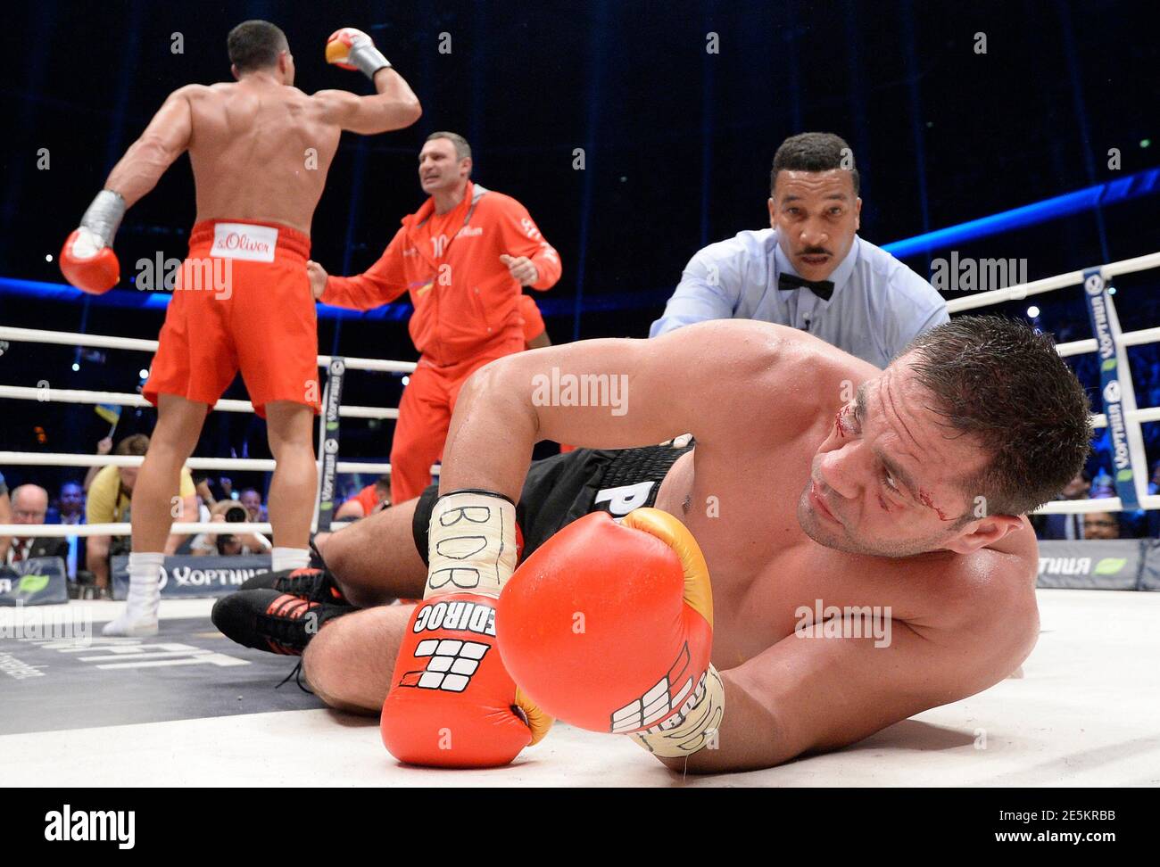 Knocked out boxer hi-res stock photography and images - Alamy