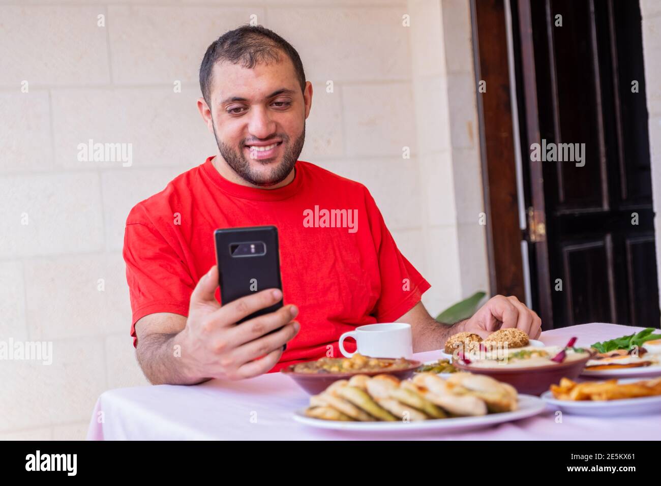 Hand eat phone hi-res stock photography and images - Alamy