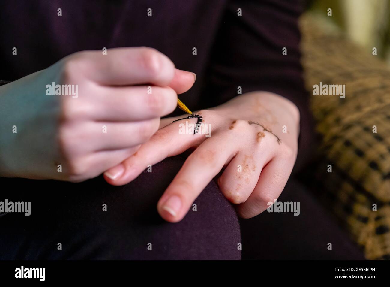 Drawing henna on a beautiful hand Stock Photo - Alamy