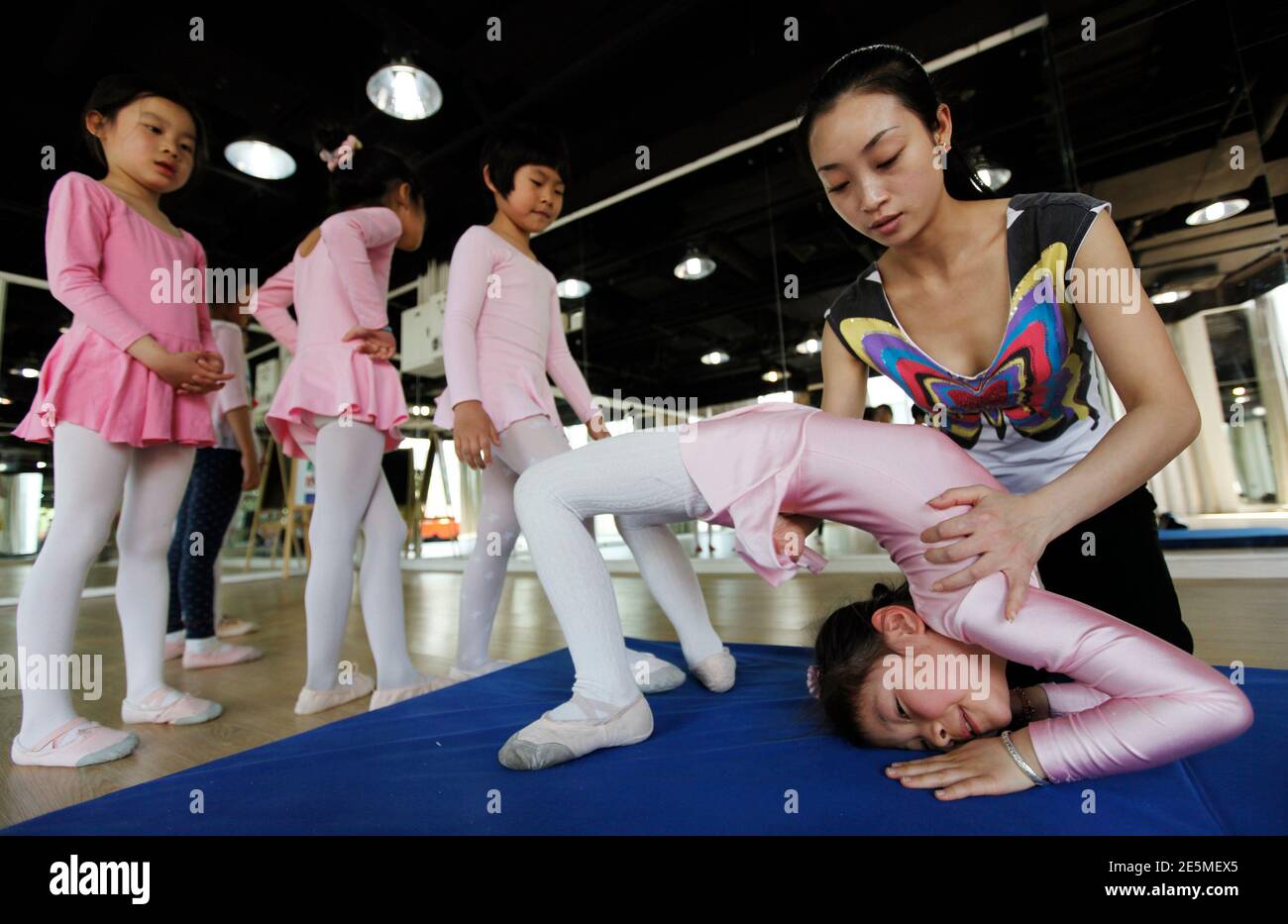 Learning chinese dance hi-res stock photography and images - Alamy