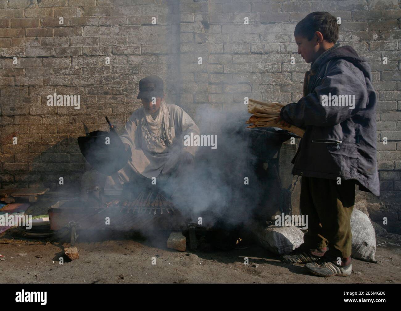 Boy pakistan cooking hi-res stock photography and images - Alamy
