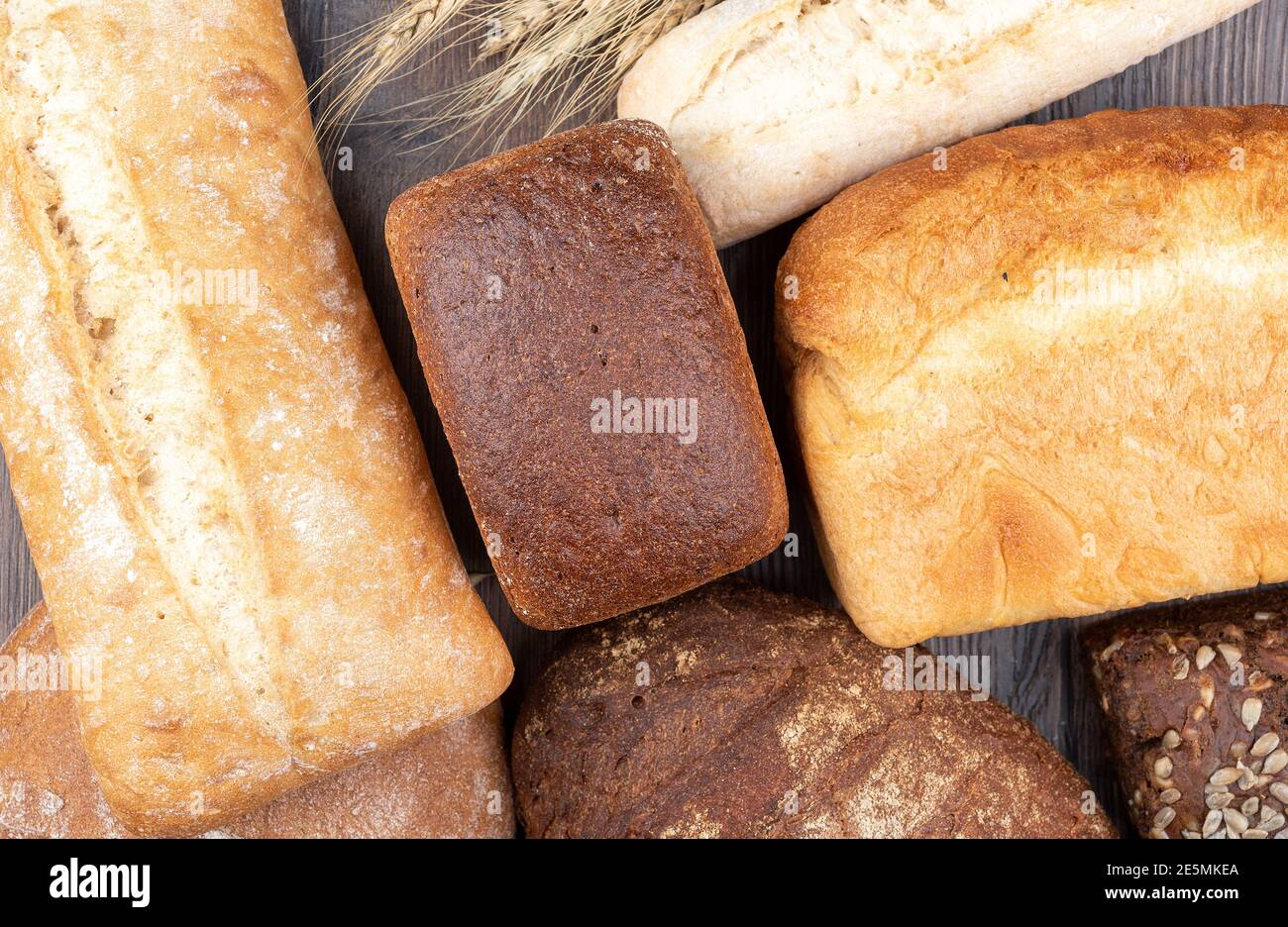 Various types of loaves of wheat and rye bread. Food background. Flat ...