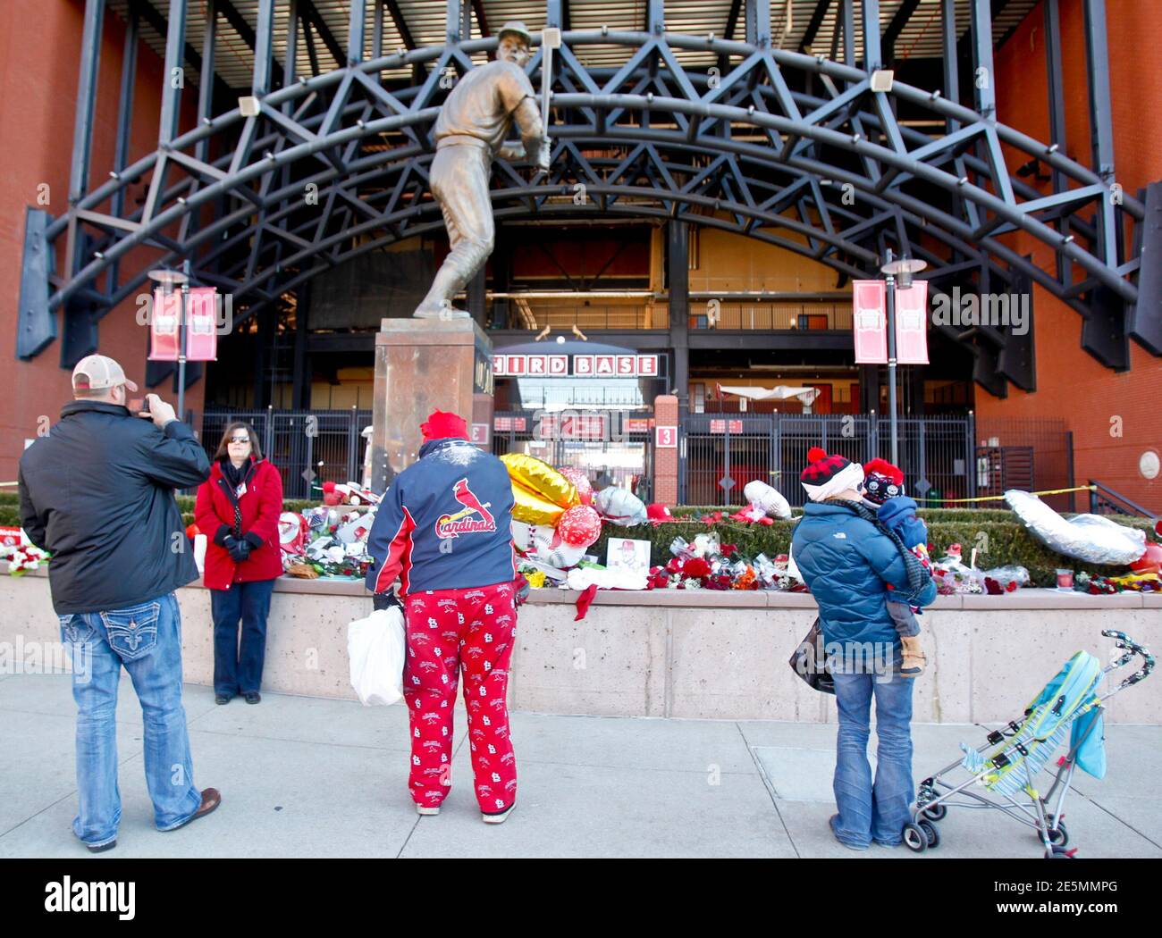 Stan musial statue busch stadium hi-res stock photography and images ...