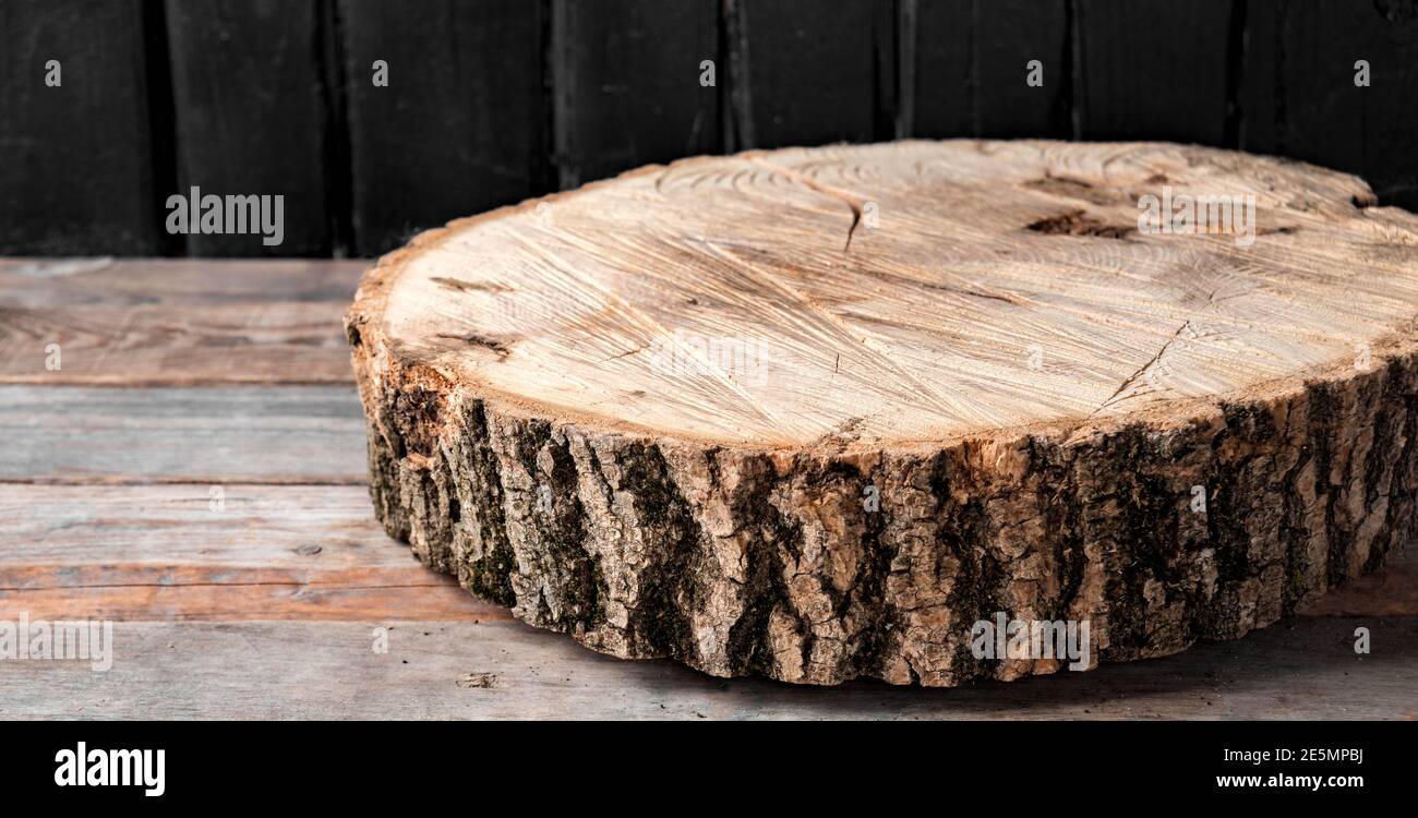cross section of the big old tree on a rustic table Stock Photo - Alamy