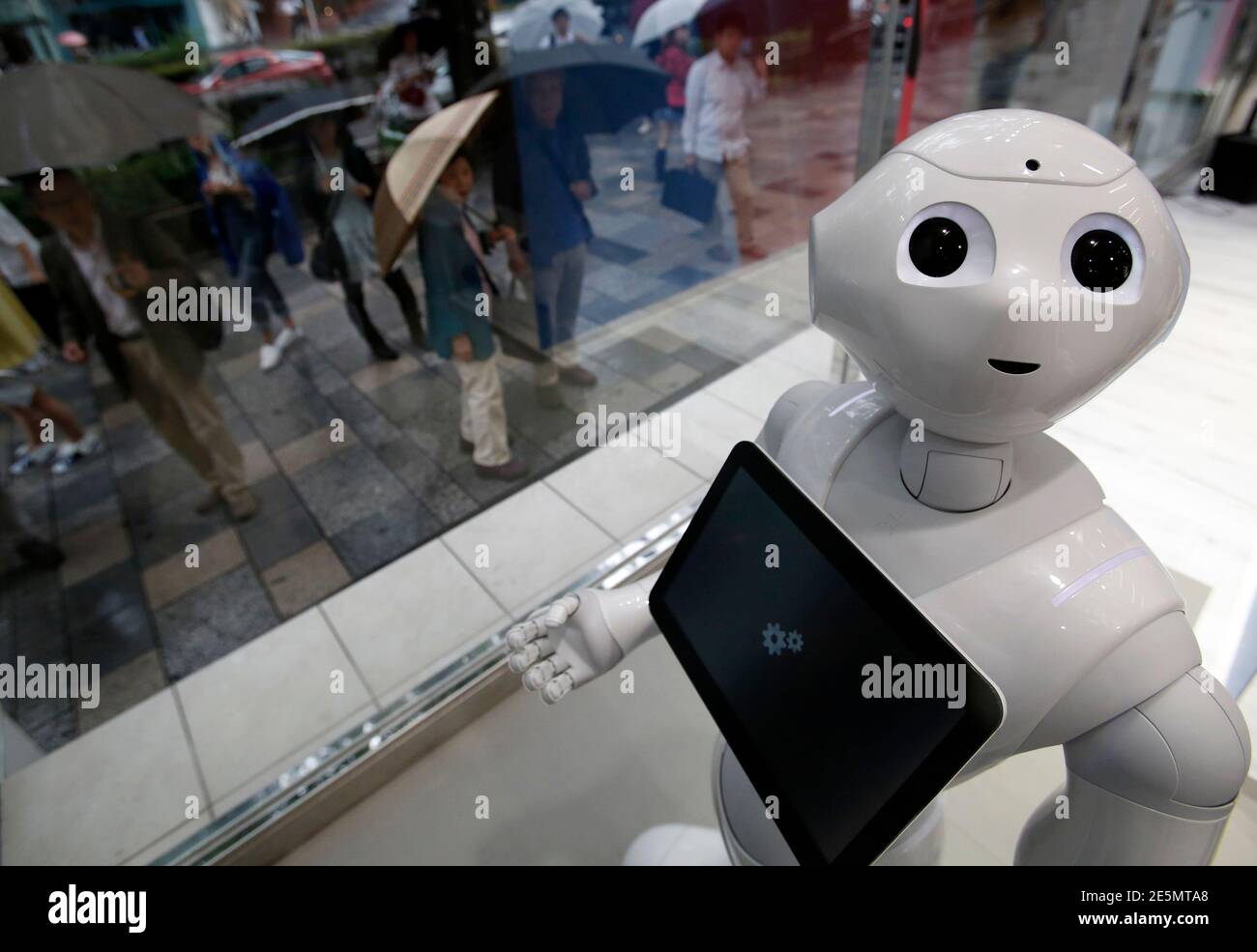 Robots That Look Human High Resolution Stock Photography and Images - Alamy