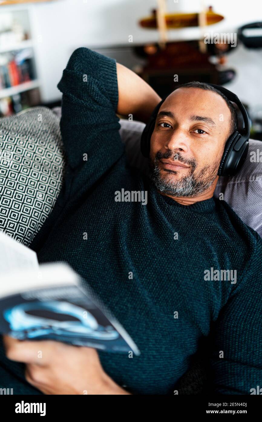 Man hearing music home hi-res stock photography and images - Alamy